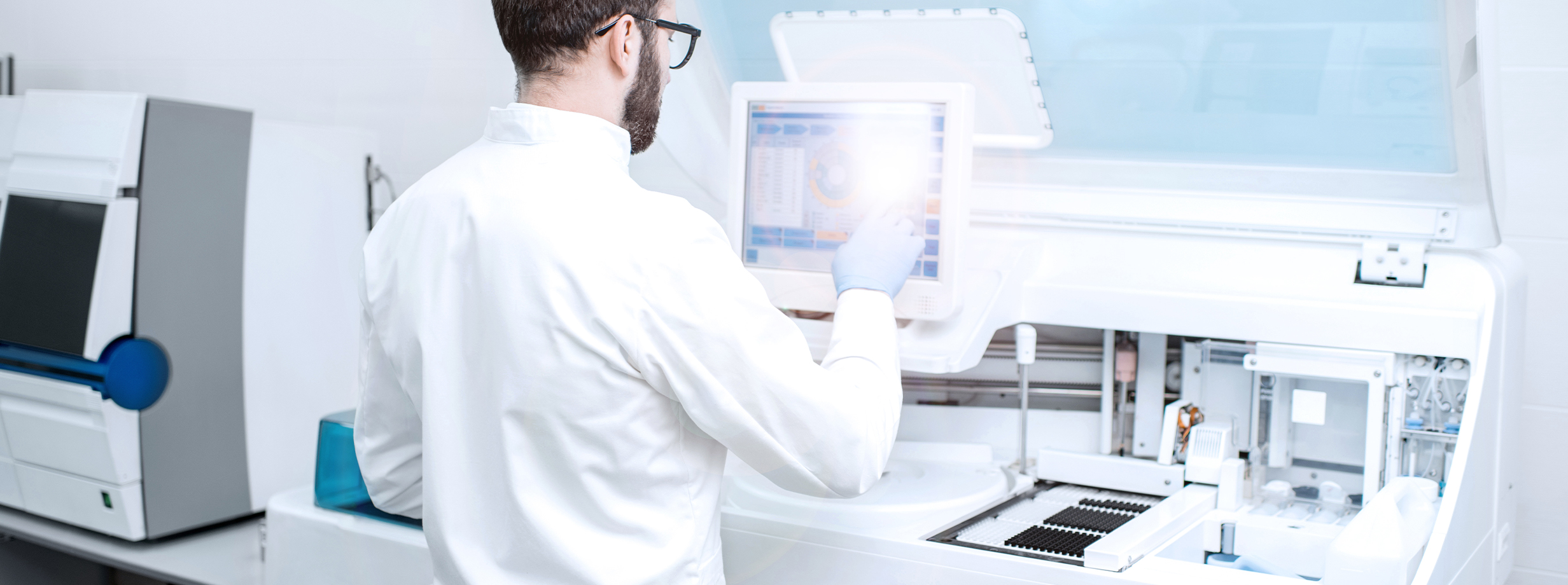 Sensors at Work: Accelerating Accuracy and Speed in Lab Testing | Balluff